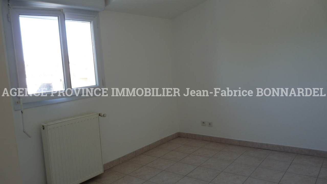 Location appartement à Saint-Paul-Trois-Châteaux - 590 € - 58 m²